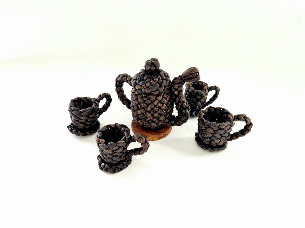 Braided bourbon vanilla: coffee maker and its 4 cups/ Madagascar/ VAVAS ...