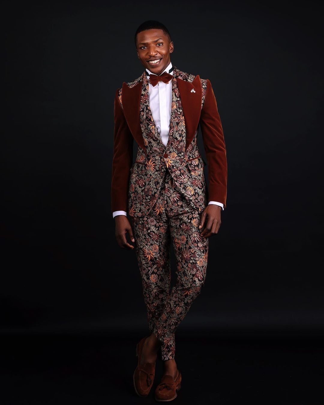 A “Dent” floral syrup brown metallic jacquard peak quad lapel suit by d ...