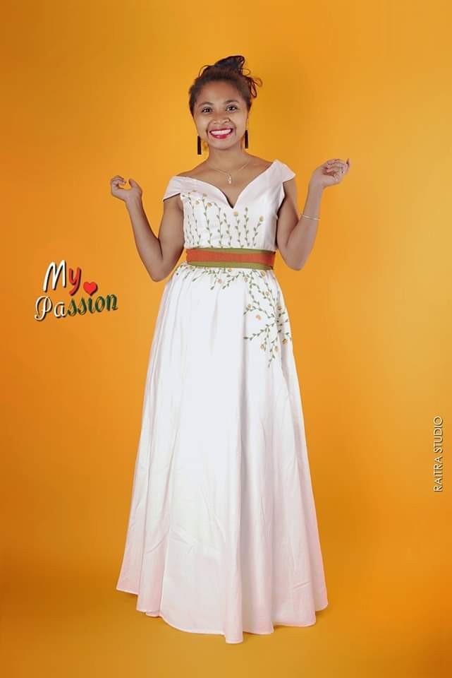 :ORKIDEA Robe de mariée/Fiançaille brodée/ BRODERIE MALAGASY/Madagascar ...