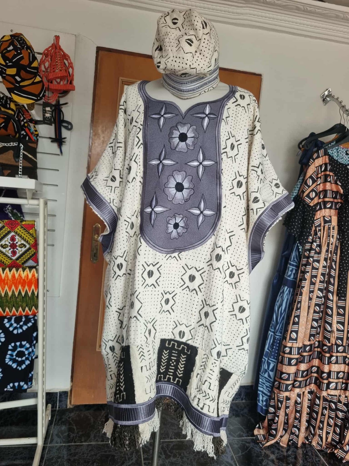 Mini Boubou Brodé Avec Chapeau en Véritable Bogolan par fekima - Tissus ...